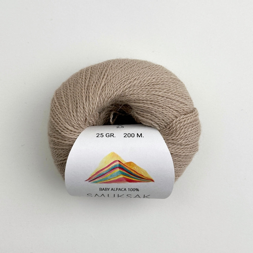 Baby Alpaca i French Oak fra Smuksak – lys gråbeige følgetråd